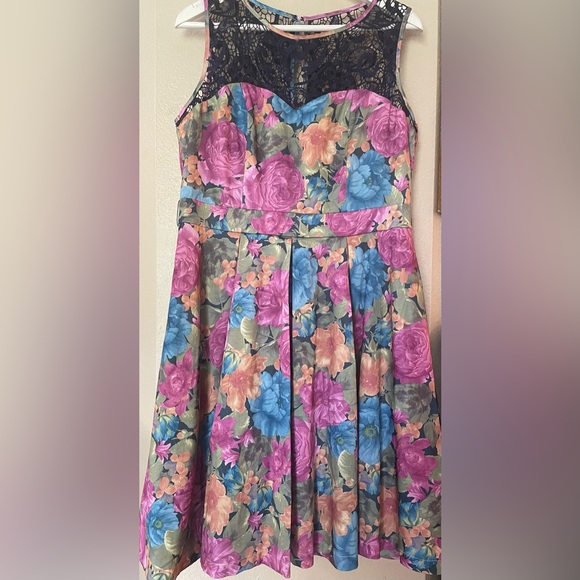 Tatyana | Dresses | Tatyana Beautiful Fun Dress Zips In Back With One ...
